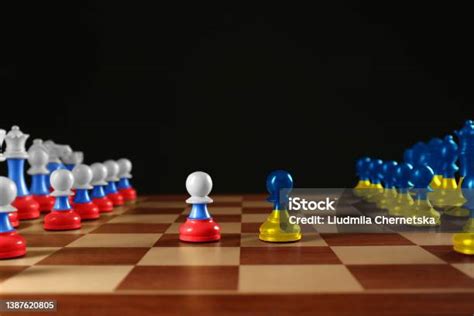 러시아우크라이나 전쟁 21 세기에 군사 충돌 검은 배경에 나무 보드에 우크라이나어와 러시아어 플래그의 색상으로 그린 체스 조각 0명에 대한 스톡 사진 및 기타 이미지