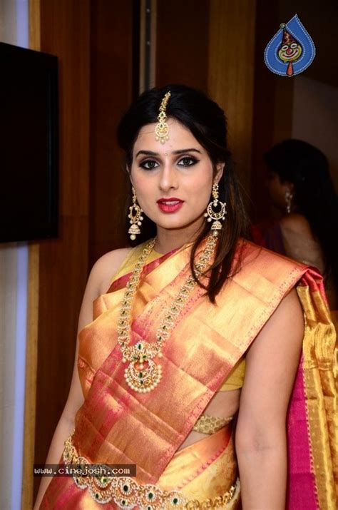 Model Nikitha Photos Photo 3 Of 12