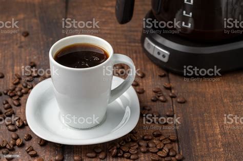 필터 커피 머신에서 양조 한 필터 커피를 흰색 도자기 컵에 담아 따르기에 대한 스톡 사진 및 기타 이미지 따르기 카라프
