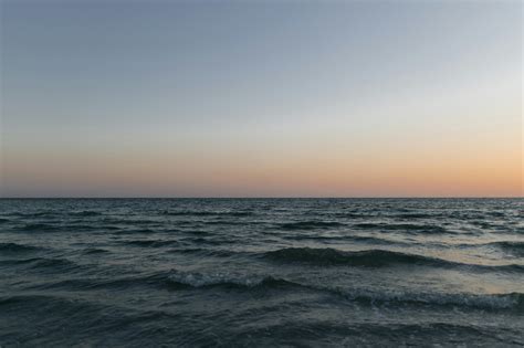 경치 경치가 좋은 고요한 광활한 구름 그림 같은 달래는 물 물이 있는 경치 바다 바다 경치 바다의 반사