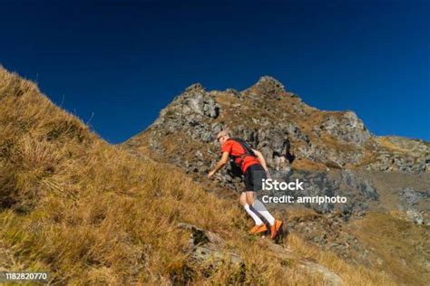 성숙한 성인 남자 크로스 컨트리 주자 에 가파른 지형 높은 에 산 크로스 컨트리 러닝에 대한 스톡 사진 및 기타 이미지 크로스 컨트리 러닝 가파른 건강한 생활방식