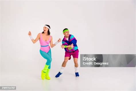 복고풍 스포츠웨어를 입은 활기찬 커플이 흰색 배경에 펑키한 댄스 동작을 선보이며 즐겁고 활동적인 라이프스타일을 보여줍니다 2명에 대한 스톡 사진 및 기타 이미지 Istock