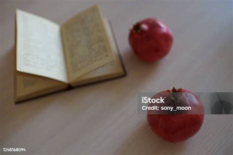 잘 익은 석류 두 개와 가벼운 나무 테이블에 열린 레시피 책 0명에 대한 스톡 사진 및 기타 이미지 0명 건강한 식생활