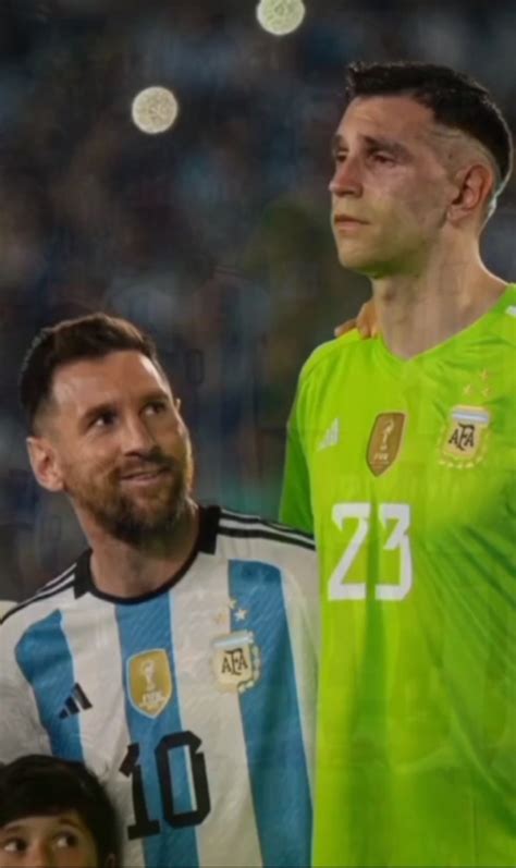 خنده مسی به احساساتی شدن مارتینز موقع خوندن سرود 😂😂😂 طرفداری