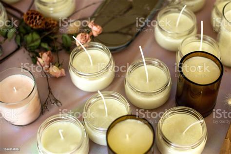 간장 촛불은 재활용 병과 항아리에 부어 가게 나 작업장 배경에 함께 많은 콩 왁스 촛불 생태 및 비건 사업 0명에 대한 스톡 사진 및 기타 이미지 Istock