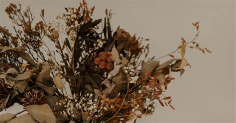 하얀 테이블 위에는 꽃이 가득 담긴 꽃병이 놓여 있다 사진 Unsplash의 계절 이미지