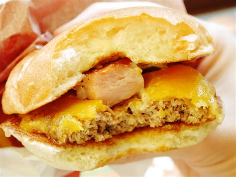 贅沢なうまみあふれる「チーズフォンデュ仕立ての絶品チーズバーガー」「熟成角切りベーコン絶品チーズバーガー」をロッテリアで食べてきた