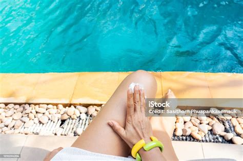 풀사이드 백그라운드에서 다리에 자외선 차단크림을 바르는 자외선 차단제 로션의 여성 손 보호에 초점을 맞춘 여름 보호 개념에 대한 스톡 사진 및 기타 이미지 Istock