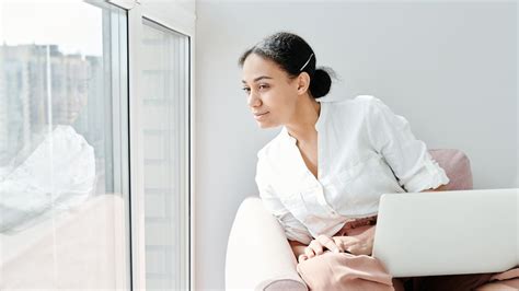 가구 가벼운 개인 고립된 고요한 기술 노트북 도시 전망 도시의 디지털 명상 적 목업 미소 짓는 민족 반영 방 보고 있는 부드러운 조명 사무실