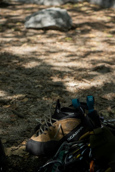 바닥에 앉아있는 하이킹 신발 한 켤레 사진 Unsplash의 무료 등반 장비 이미지