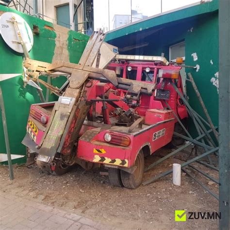 Ачлагын машин хашлага давж барилга мөргөсөн осол гаргажээ