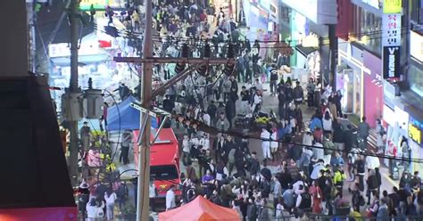 이태원 참사 1주기 앞둔 주말 홍대엔 핼러윈 분위기도