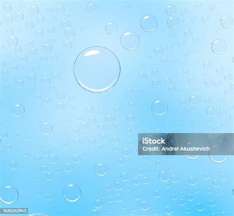 물 배경 아쿠아 구체가있는 파란색 배경에 기포 가벼운 반사를 가진 비 이슬 또는 응축 물방울 맑은 액체 공 또는 방울이있는