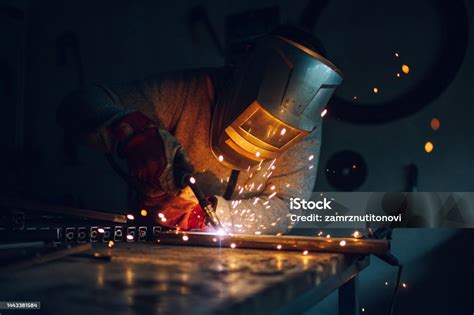 공장이나 작업장에서 용접기로 금속을 용접하는 남자 노동자 용접공에 대한 스톡 사진 및 기타 이미지 용접공 용접 강철 Istock