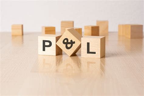 P와 L 회색 배경에 글자가있는 나무 블록의 약어 테이블의 대칭복사면에 있는 반사 캡션입니다 선택적 초점 0명에 대한 스톡 사진