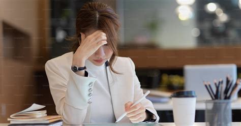 현대적인 사무실에서 디지털 태블릿으로 작업하는 동안 스트레스를 받는 사업가의 모습을 닫습니다 사진 Unsplash의 태국 이미지