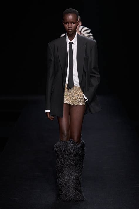 Gwen Stefani Wore Valentino Couture Cmt Music Awards