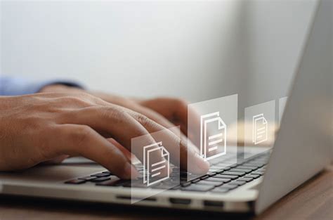 화면에 아이콘이있는 문서 관리 기호로 작업하는 사업가 가상 Erp 데이터 디지털 파일 또는 소프트웨어 기록 유지 데이터베이스