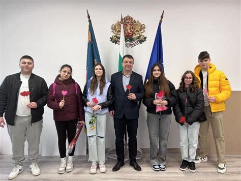 Ученическият парламент зарадва силистренци с валентинки за Свети Валентин Кворум Силистра