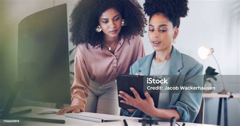 스타트업에서 프로젝트 기획 소셜 미디어 마케팅 및 편집자 인턴십을 위한 여성 팀 및 컴퓨터 또는 태블릿 디지털 태블릿 또는 데스크톱을 사용하는 직원 관리자 또는 비즈니스