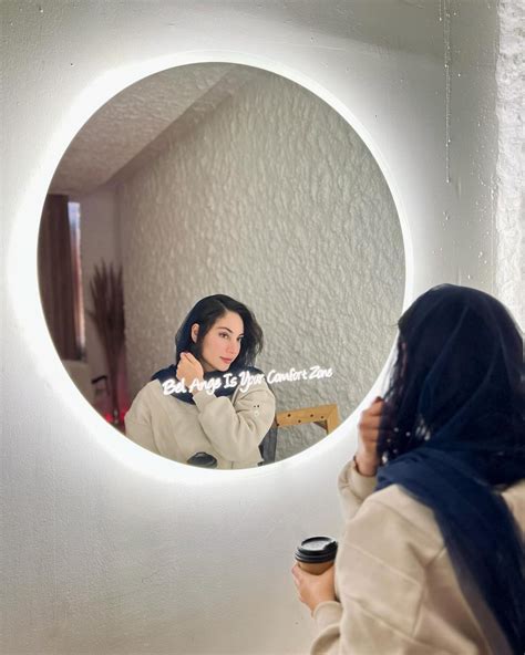 عکس‌ ترلان پروانه، نیکی مظفری و مهسا جاور در نمایشگاه نقاشی آذرخش فراهانی