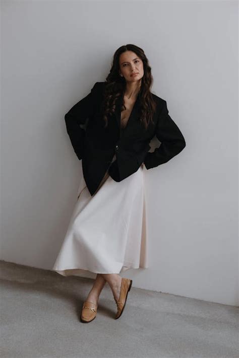 실내 갈색 머리 고전적인 표정 그린 블레이저 단순한 머리부터 발끝까지 모델 미니멀리스트 부티크 블랙 블레이저 블레이저 서 있는 스타일 스타일리시한