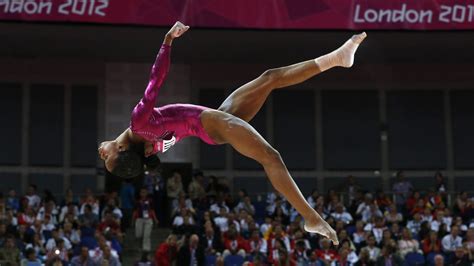 London 2012 U S Gymnast Gabby Douglas Wins Gold In Individual All