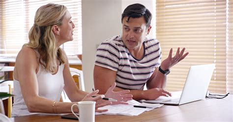 금융 대출 및 청구서 스트레스 및 부채에 대한 온라인 뱅킹 문제가 있는 노트북으로 커플 주택 모기지 세무 감사 또는 투자 문제에 대한 대화가 포함된 청구서로 인한 집 지불