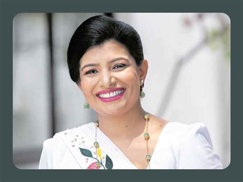 විදුහල්පති කෙනෙක් ඇයි ගවුම් ඇඳලා ෆොටෝ දාන්නේ කියලා සමහරු අහනවා ⋆ ධරණී