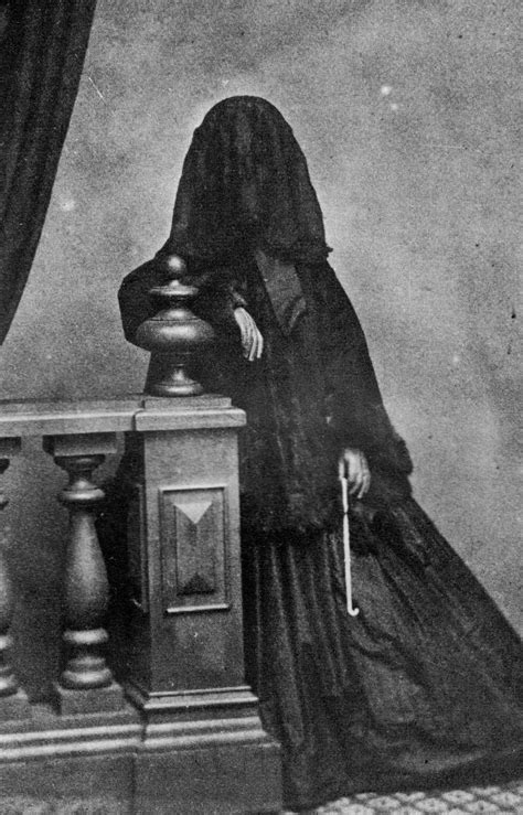 Sinister Portraits Of Families Grieving In Macabre Victorian Trend