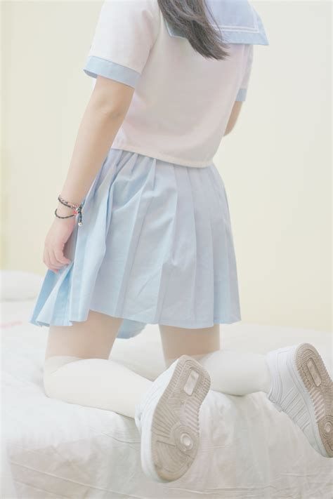 무료 이미지 소녀 화이트 단 피트 귀엽다 다리 초상화 발 실내의 푸른 니콘 의류 닫다 인간의 몸 직물 드레스 연한 파랑 침대 운동화