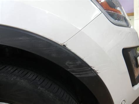 자동차 도색 차 긁힘 스크래치로 자동차 흠집제거를 위해 입고된 포드 익스플로러안양자동차외형복원과천수입차수리평촌차량복원산본자동차기스제거군포자동차수리의왕범퍼복원부분