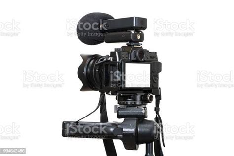 흰색 배경 사진 작가 대 한 카메라 또는 비디오 라이브 스트리밍 장비 개념에 레코드에 대 한 마이크와 삼각대에 전문 디지털 Mirrorless 카메라 마이크에 대한 스톡