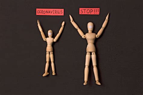 나무 남자의 두 인물은 코로나 바이러스를 중지하도록 요청받습니다 전염병 공황 회복 검은 배경에 빨간 단어 공기 방울에 의해