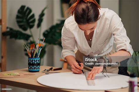 아트 스튜디오에서 캔버스에 디자인하는 여성 아티스트 페인팅 프로젝트 준비 20 29세에 대한 스톡 사진 및 기타 이미지 20 29세 25 29세 공예 Istock