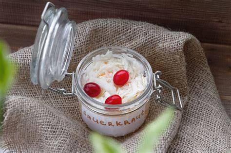 자루에 나무 테이블에 열린 유리 항아리에 크랜베리와 소금에 절인 양배추 0명에 대한 스톡 사진 및 기타 이미지 0명 건강한