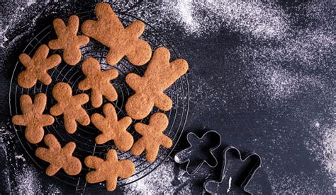 신선한 구운 진저 브레드 남자 쿠키 냉각 랙과 테이블에 남자 모양의 쿠키 커터 상단 보기 텍스트공간을 복사합니다 크리스마스 준비 0명에 대한 스톡 사진 및 기타 이미지