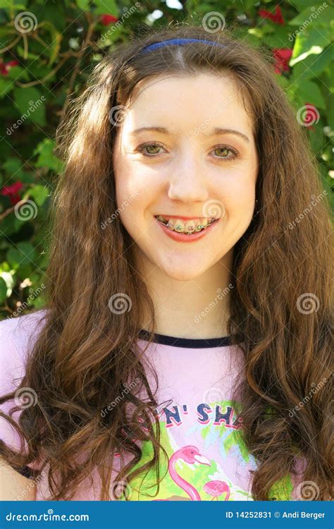 Belle Jeune Fille Avec Le Headshot De Supports Image Stock Image Du Mode Beau