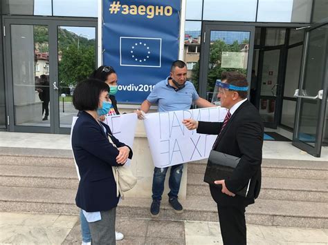 Родители протестират срещу орязването на парите за Хуманитарната гимназия Под Тепето Новини