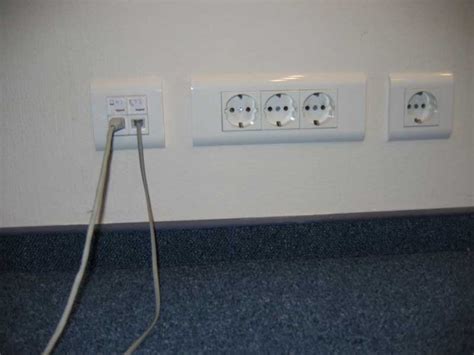 Розетка двойная с заземлением для кабель каналов Dlp Legrand Mosaic белая артикул 077402