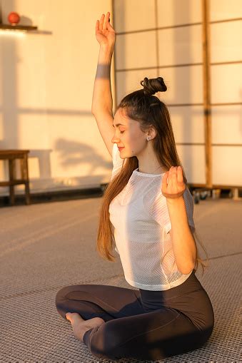 매력적인 소녀는 요가 스튜디오에서 새벽에 연꽃 요가 포즈에 앉아있다 건강한 라이프스타일의 개념 손가락에 대한 스톡 사진 및 기타