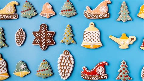 파란색 배경에 크리스마스 진저 브레드 눈송이 가문비 나무 스타 콘 별 종 모양 0명에 대한 스톡 사진 및 기타 이미지 0명