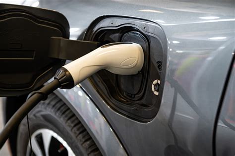 충전기에 연결된 전기 자동차 환경 친화적 인 기술 전기 자동차 배터리 충전 개념에 대한 스톡 사진 및 기타 이미지 개념 공학 교통 Istock