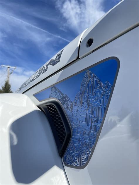 오직 랭글러와 글래디에이터를 위해 지프 ‘그래픽 스튜디오 선보여