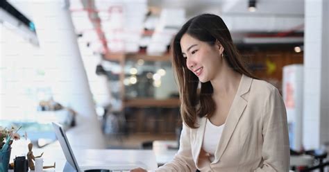 컴퓨터 태블릿으로 작업하고 책상에서 개인 종이 플래너로 메모를 하는 아름다운 사업가 사진 Unsplash의 보고 이미지