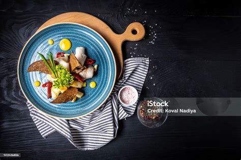 클로즈업 지방 소금에 절인 라드 수제 라드 접시에 조각으로 슬라이스 전통적인 방법으로 생산 된 유기농 농장의 천연 제품 0명에 대한 스톡 사진 및 기타 이미지 Istock