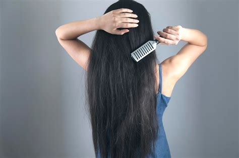 Premium Photo Woman Combs The Hair