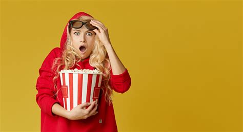 팝콘을 먹는 3d 안경에 충격 젊은 모델 여성 영화관에서 무서운 영화를 보인다 노란색 배경에 격리 20 29세에 대한 스톡 사진 및 기타 이미지 Istock