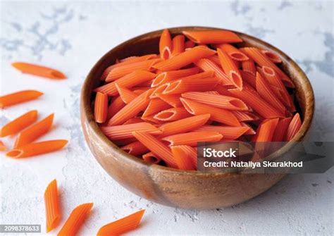 유기농 레드 렌틸콩 펜네 파스타를 나무 그릇에 담았습니다 그레인 프리 파스타 컨셉 0명에 대한 스톡 사진 및 기타 이미지 0명 건강한 식생활 건조한 Istock