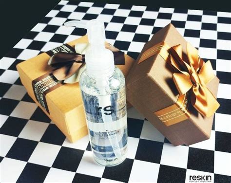 Reskincosmeticsrs 원스텝 오일 클렌저 물과 잘 섞이는 클렌징 오일로 모공 깊숙이 자리 잡은 노폐물까지 한번에 피부 표면의 잔여물을 부드럽게 클렌징